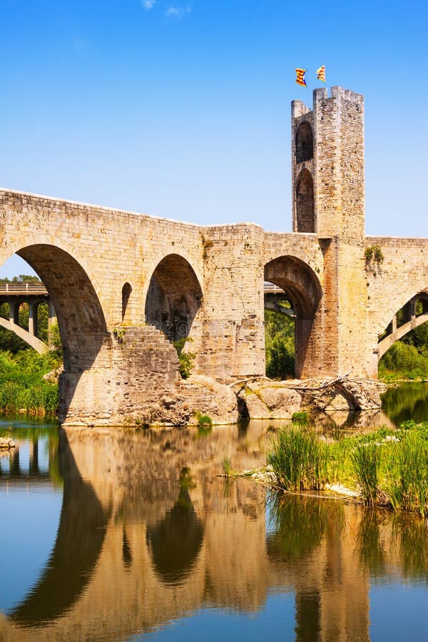 Ponte Medieval Antiga Com Porta Da Cidade Imagem de Stock - Imagem de ...
