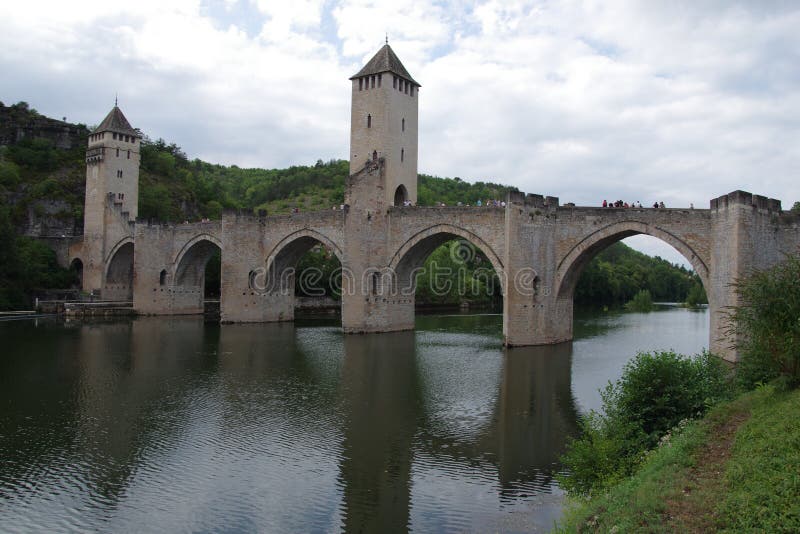 Ponte Medieval Com Diversos Arcos Que Medem O Rio Foto de Stock ...