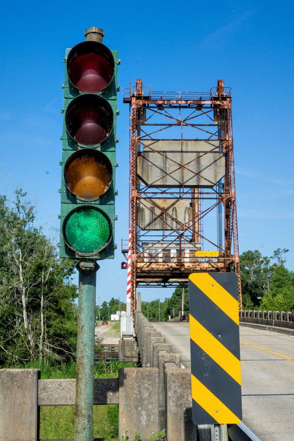 Ponte Mobile Verde Con La Grande Barca Sotto Fotografia Stock ...