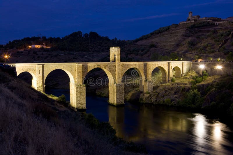 Ponte romana, Alcantara imagem de stock. Imagem de cursos - 12426723