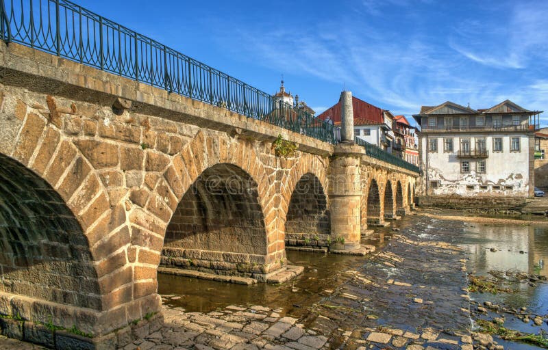 Ponte romana de Trajano foto de stock. Imagem de tijolo - 105470136