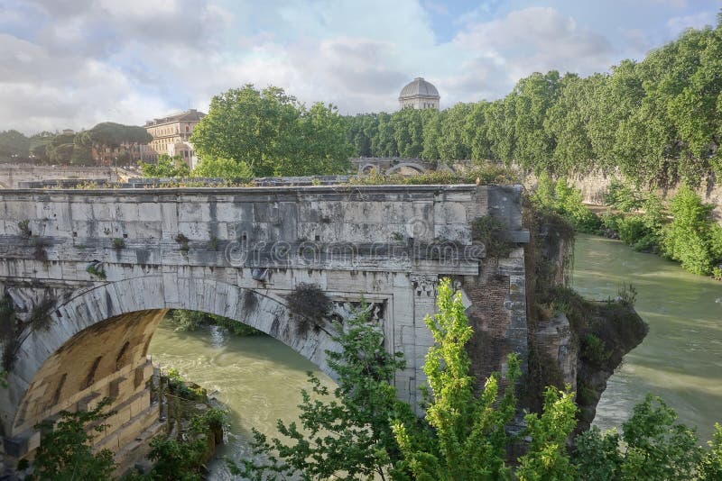 Ponte rotto a Roma, Italia fotografia stock. Immagine di italia - 71449448