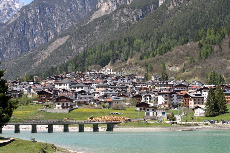 Ponte Sobre O Lago De Auronzo No Cadore Foto de Stock - Imagem de lago ...