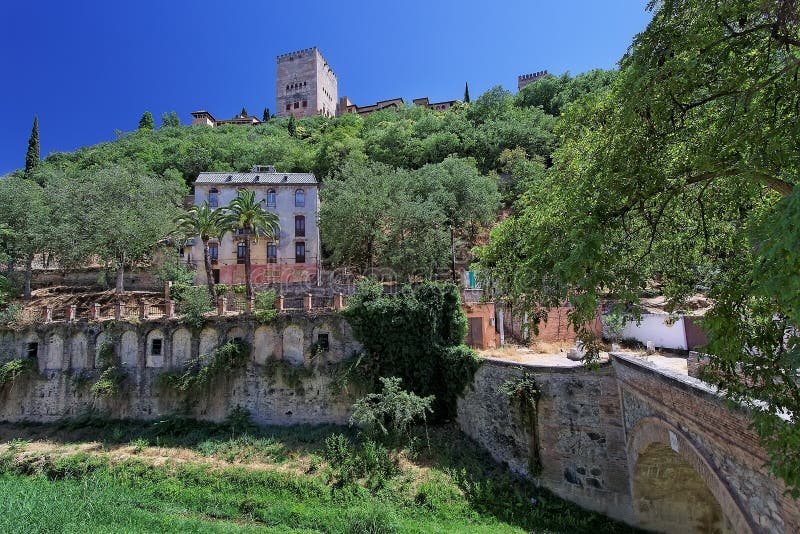 Ponte Sobre O Rio De Darro, Granada Foto de Stock - Imagem de grenade ...