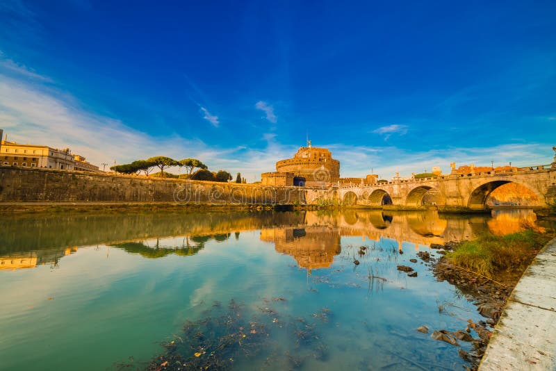 Ponte sobre o rio em Roma foto de stock. Imagem de antigo - 83612972