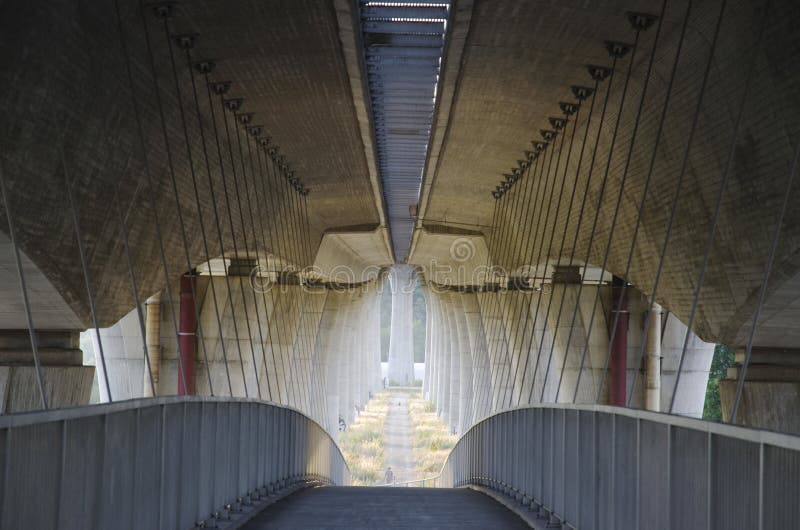 Ponte sotto il ponte immagine stock. Immagine di particolare - 64735457