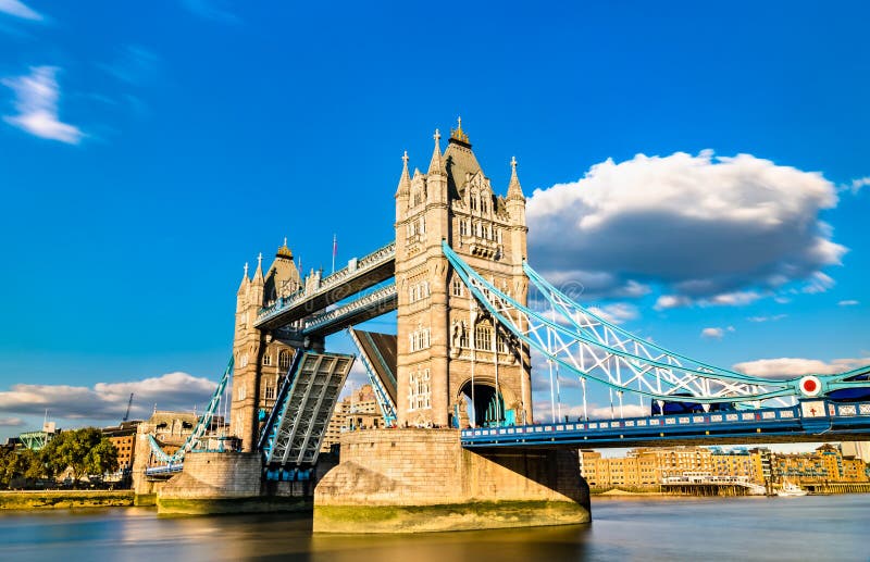 Ponte Torre Aberta Sobre O Rio Thames, Em Londres Imagem de Stock ...