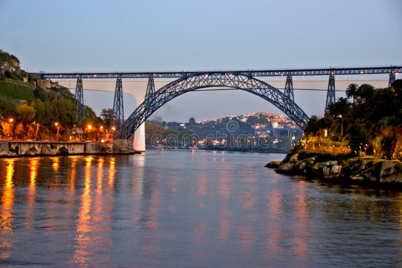 Ponte Velha Antiga Do Trem Do Ferro No Porto Foto de Stock - Imagem de ... Ponte Velha Antiga Do Trem Do Ferro No Porto Foto de Stock - Imagem de ...