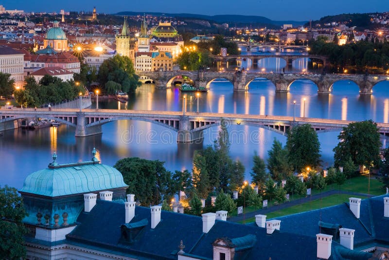 Pontes Em Praga Sobre O Rio Vltava No Por Do Sol Imagem de Stock ...