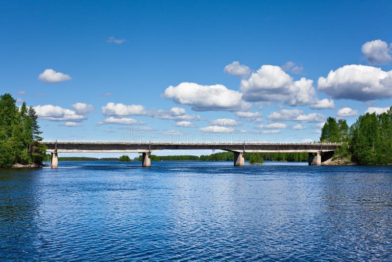 Ponte Ferroviario Attraverso Il Fiume Di Torne Immagine Editoriale ...