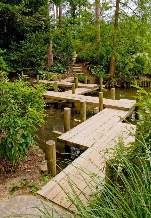 Ponticello Giapponese Di Zigzag Fotografia Stock - Immagine di estate ...