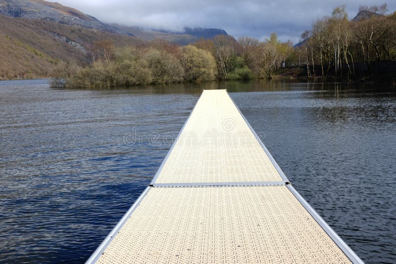 Ponton de lac. photo stock. Image du montagnes, arbres - 39701506