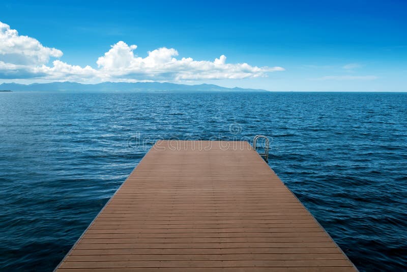 Ponton En Bois En Mer Tropicale Photo stock - Image du voyage, rivage ...