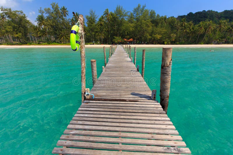 Ponton En Bois En Mer Tropicale Photo stock - Image du bleu, wooden ...
