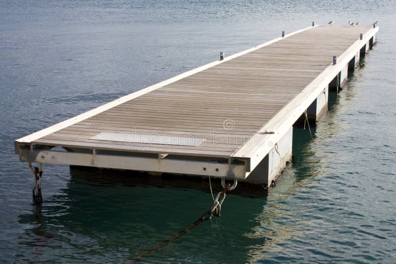 Ponton flottant image stock. Image du mouette, ancré, bleu - 7956029