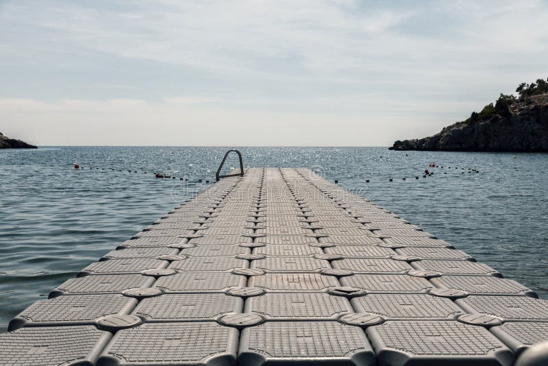 Ponton sur la plage photo stock. Image du plateforme - 102561304