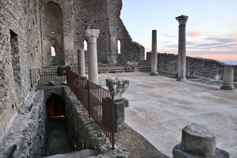 Pontone - Scala Di Accesso Alla Cripta Della Basilica Di Sant Eustachio ...