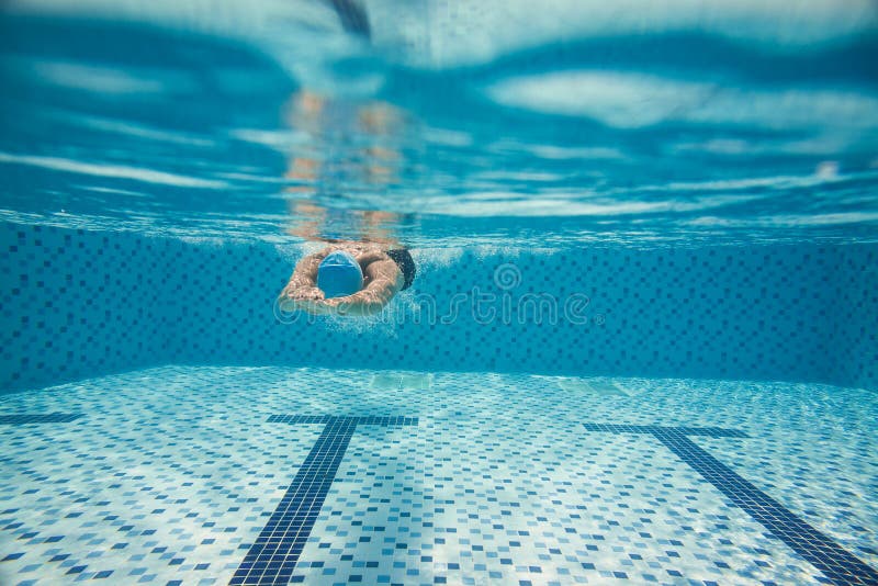 Diving in the pool stock image. Image of recreation, bubbles - 32194985