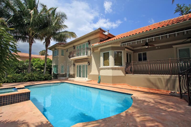 Pool-Haus stockbild. Bild von wanne, luxus, haupt, stein - 10071679