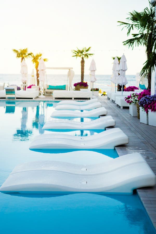 Swimmingpool Mit Liege Im Wasser Stockbild - Bild von luxus, ruhesessel ...