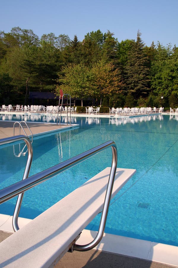 Pool mit Sprungbrett stockbild. Bild von frühling, spielen - 1233643