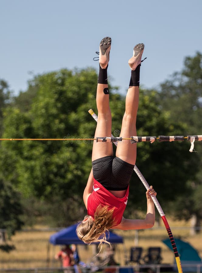 Pool Vaulter redactionele foto. Image of atletiek, bestemming - 72303196