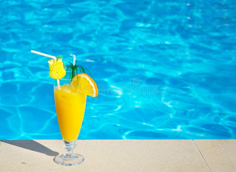 Pool, Sap, Cocktail. De Zomervakantie Bij Strand. Stock Foto - Image of ...