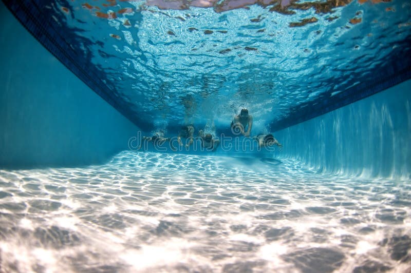 Schwimmbad Unter Wasser Mit Schwimmern Stockbild - Bild von schwimmbad ...