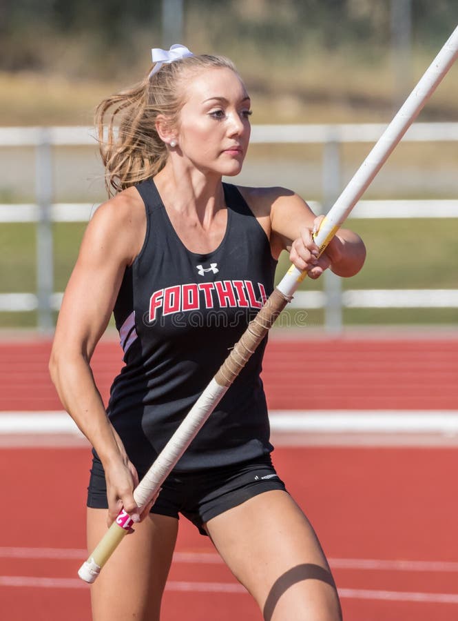 Pool Vaulter redactionele foto. Image of atletiek, bestemming - 72303196