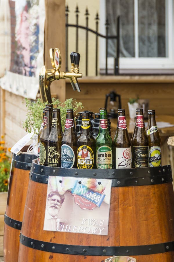 Pools bier redactionele foto. Image of glas, drank, donker - 34932101