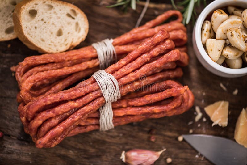 Kabanos Typische Poolse Mager Worst Gedroogd Vlees Tegen Een Witte ...