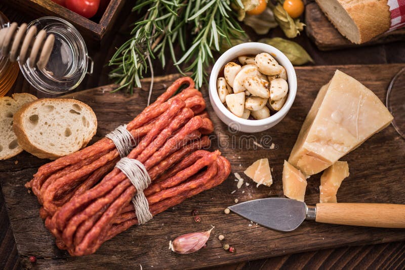 Kabanos Typische Poolse Mager Worst Gedroogd Vlees Tegen Een Witte ...