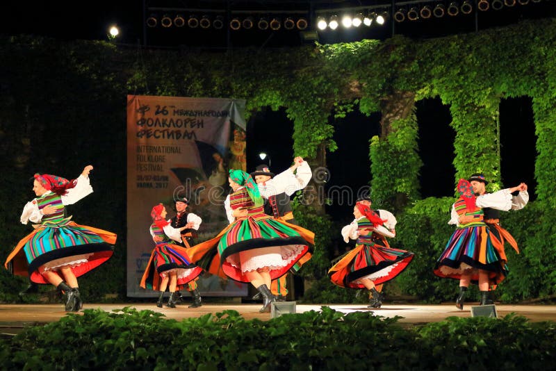 Poolse Traditionele Dans Die in Paren Dansen Redactionele Stock ...