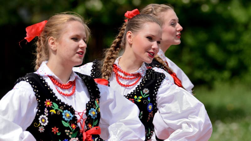 Poolse Traditionele Volksdans Redactionele Afbeelding - Image of ...