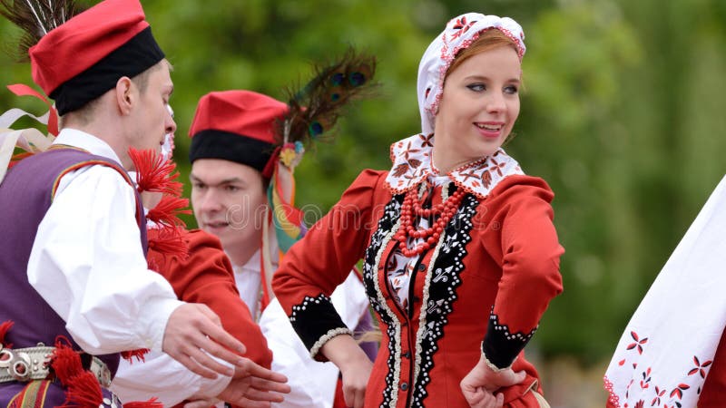 Het Volksdansensemble Van Rusland Voert Traditionele Dans Uit ...