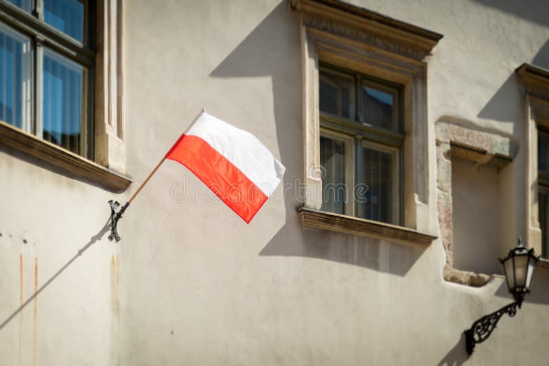 Poolse Vlag in Krakau, Polen, Europa Stock Foto - Image of gebouw ...