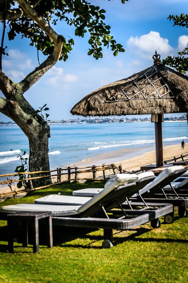 Poolside and Beach Side Lounge Chairs Ad Lounge Beds with Sun Umbrellas ...
