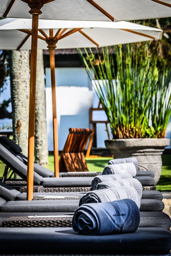 Poolside and Beach Side Lounge Chairs Ad Lounge Beds with Sun Umbrellas ...