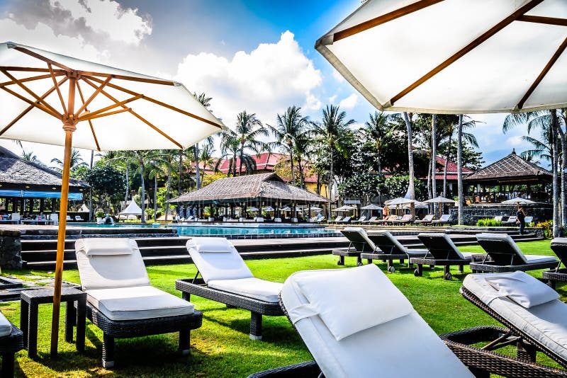 Poolside and Beach Side Lounge Chairs Ad Lounge Beds with Sun Umbrellas ...