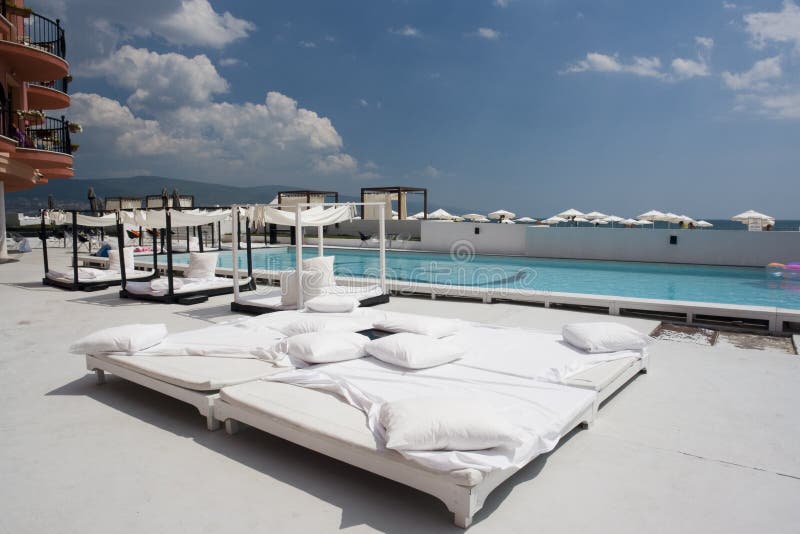 Poolside Van De Luxe Hotel Spa Stock Afbeelding - Image of zwembad ...