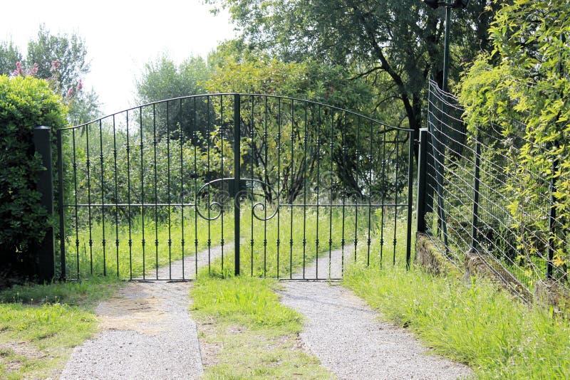 Poort stock afbeelding. Image of modern, groen, ingang - 45882157