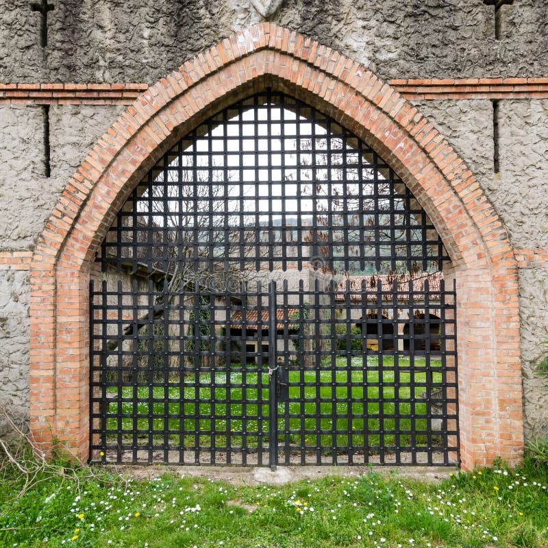 Poort Van Een Oud Middeleeuws Kasteel Stock Afbeelding - Image of ...