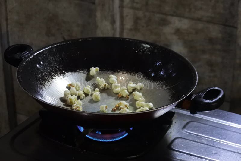 The Process of Making Popcorn on a Frying Pan. White Popcorn Stock ...