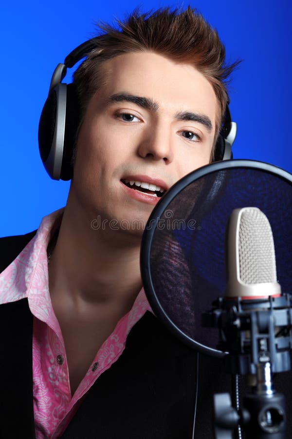 Pop zanger stock afbeelding. Image of vermaak, weinig - 17534867