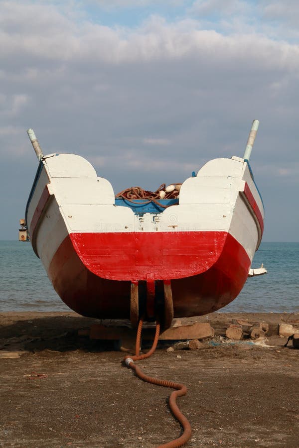 Popa De Un Barco De Madera Viejo Foto de archivo - Imagen de agua ... Popa De Un Barco De Madera Viejo Foto de archivo - Imagen de agua ...