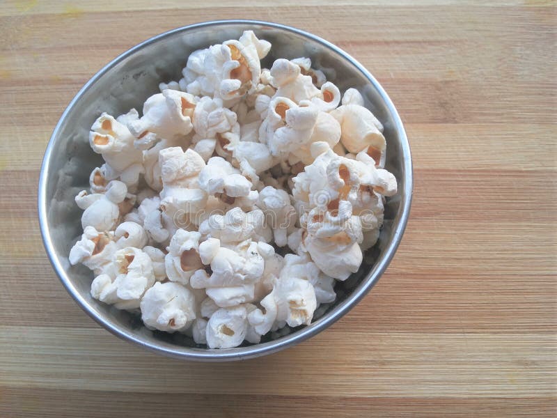 Popcorn in bowl stock image. Image of fresh, gold, crackle - 69518567