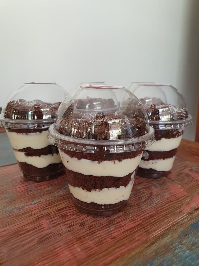 Popota De Coco De Chocolate Con Pastel Foto de archivo - Imagen de ...