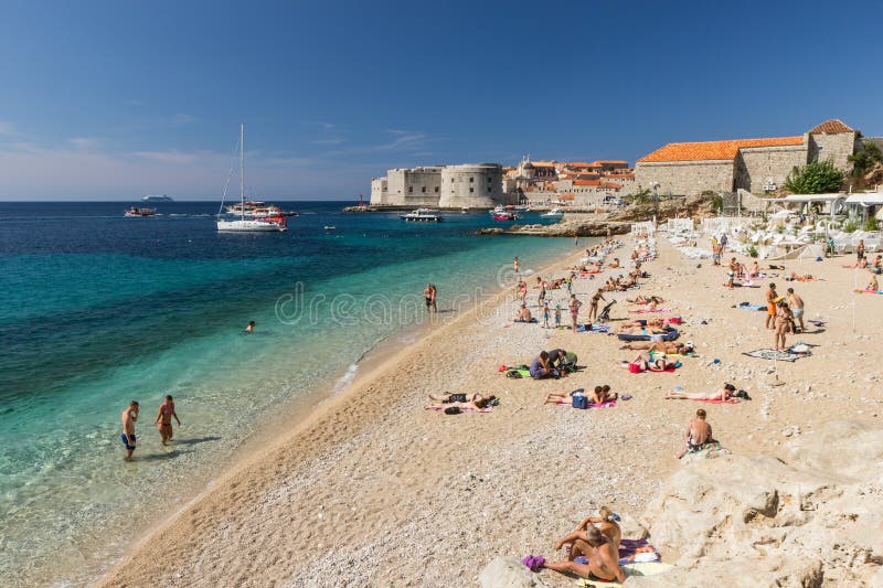 Populärer Banje-Strand in Dubrovnik Redaktionelles Stockfotografie ...