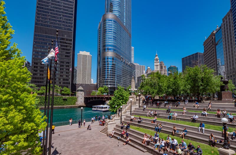 The Popular Riverside of Chicago River - CHICAGO, USA - JUNE 11, 2019 ...