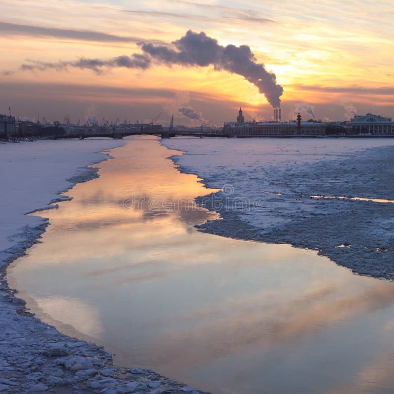 Por Do Sol Acima Do Rio Neva Imagem de Stock - Imagem de neve, sunset ...